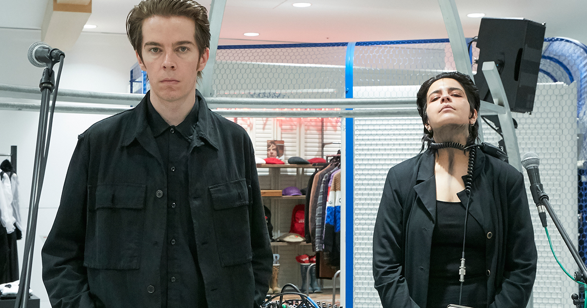 VOWWSが創り出す”光”と”闇” - COMME des GARÇONSやDeftonesも注目する話題のデスポップ・デュオ | Mastered