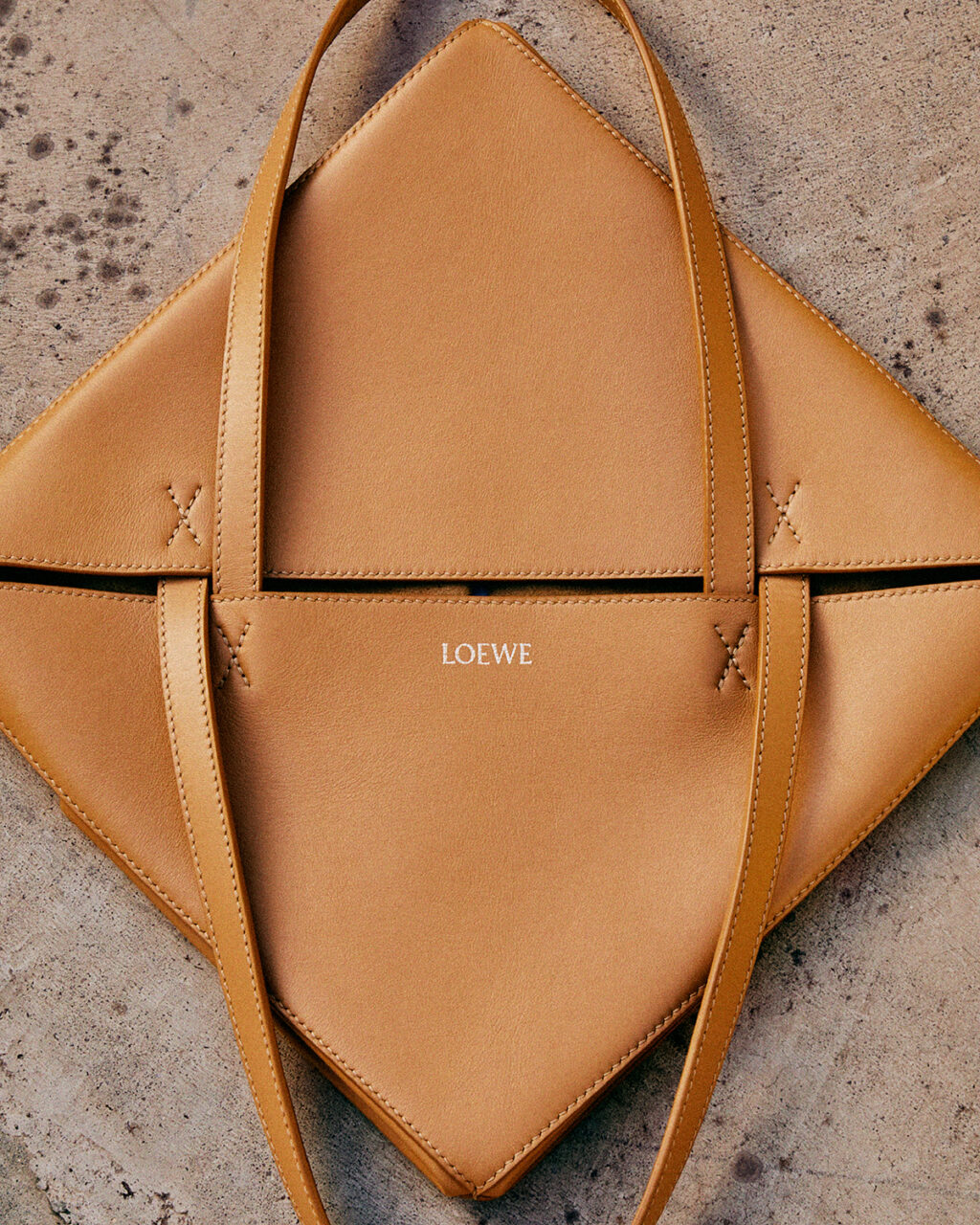 LOEWEの新作バッグ『パズルトート』が7月13日に発売